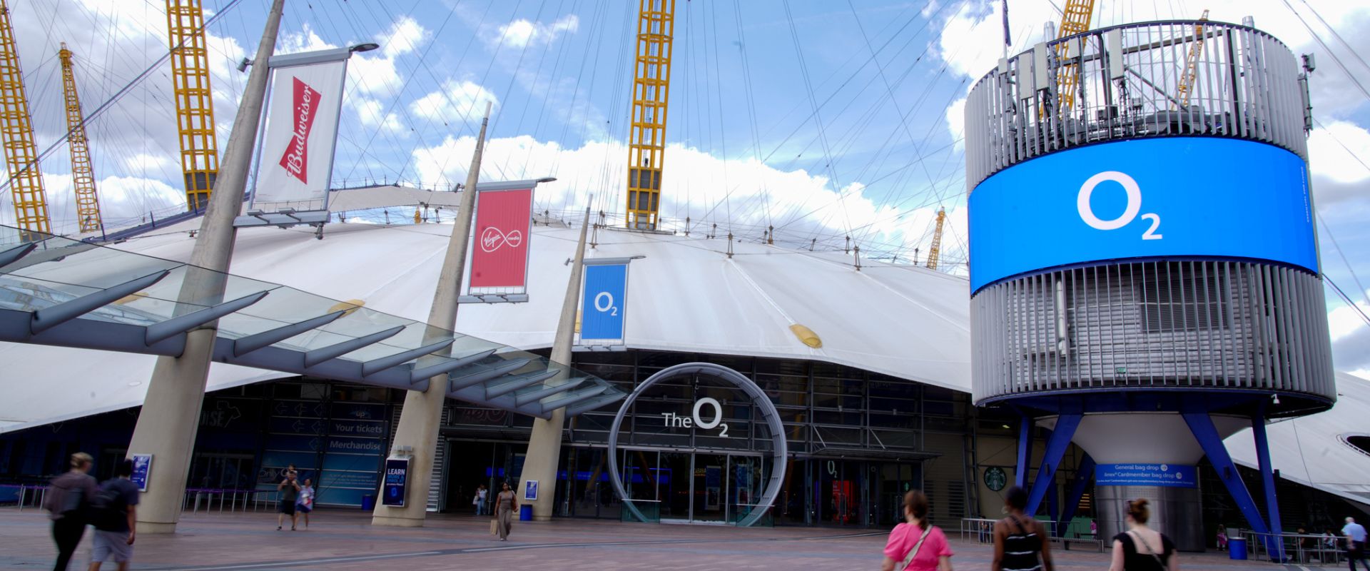 Transforming The O2 with digital signage for arenas & entertainment ...